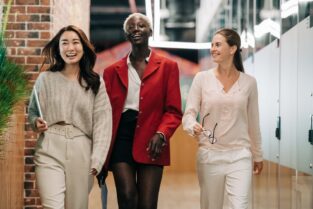 27 powerful alpha female traits (& how to be one) - Mindful Cupid